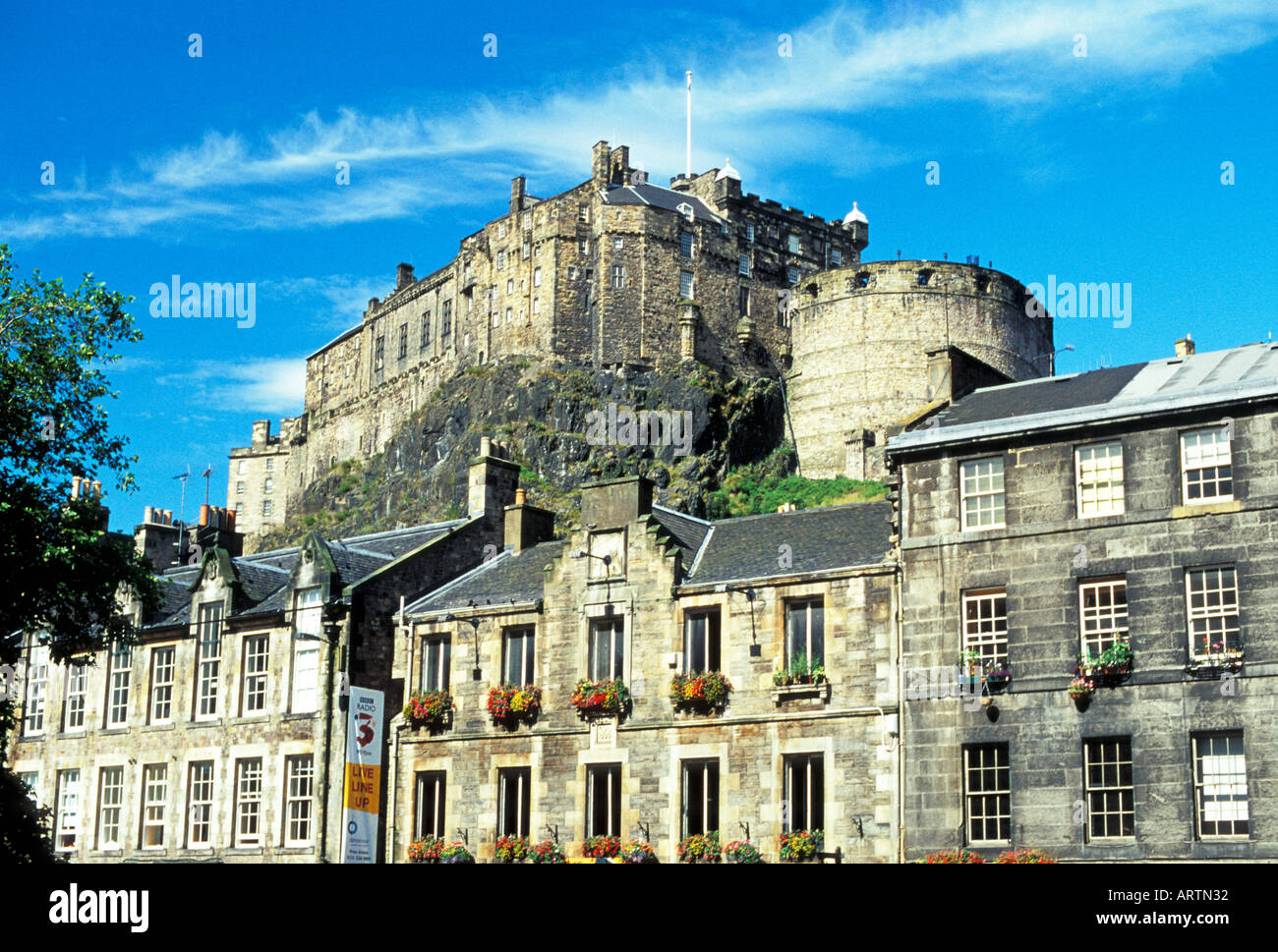 Edinburgh Castle Scotland viewed from Victoria Street Stock Photo - Alamy