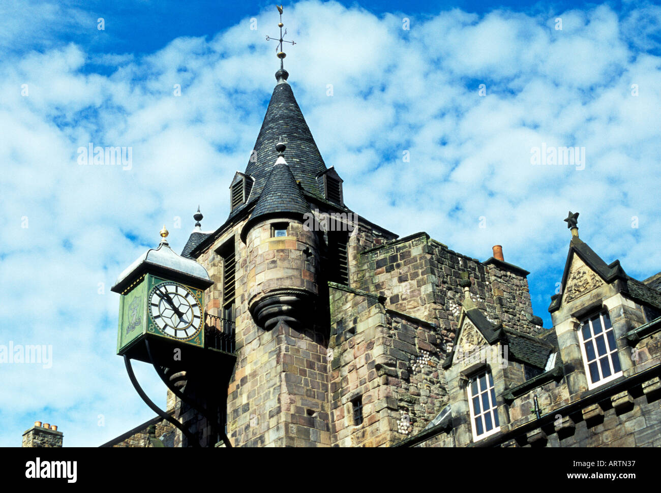 Street clock Royal Mile Edinburgh Scotland Stock Photo - Alamy