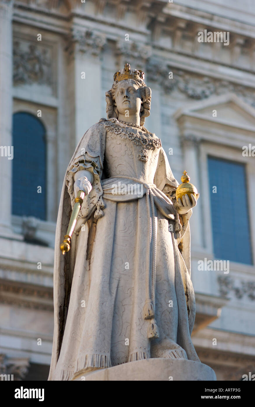 Statue of Queen Anne outside the West Door of St Pauls Cathedral in ...