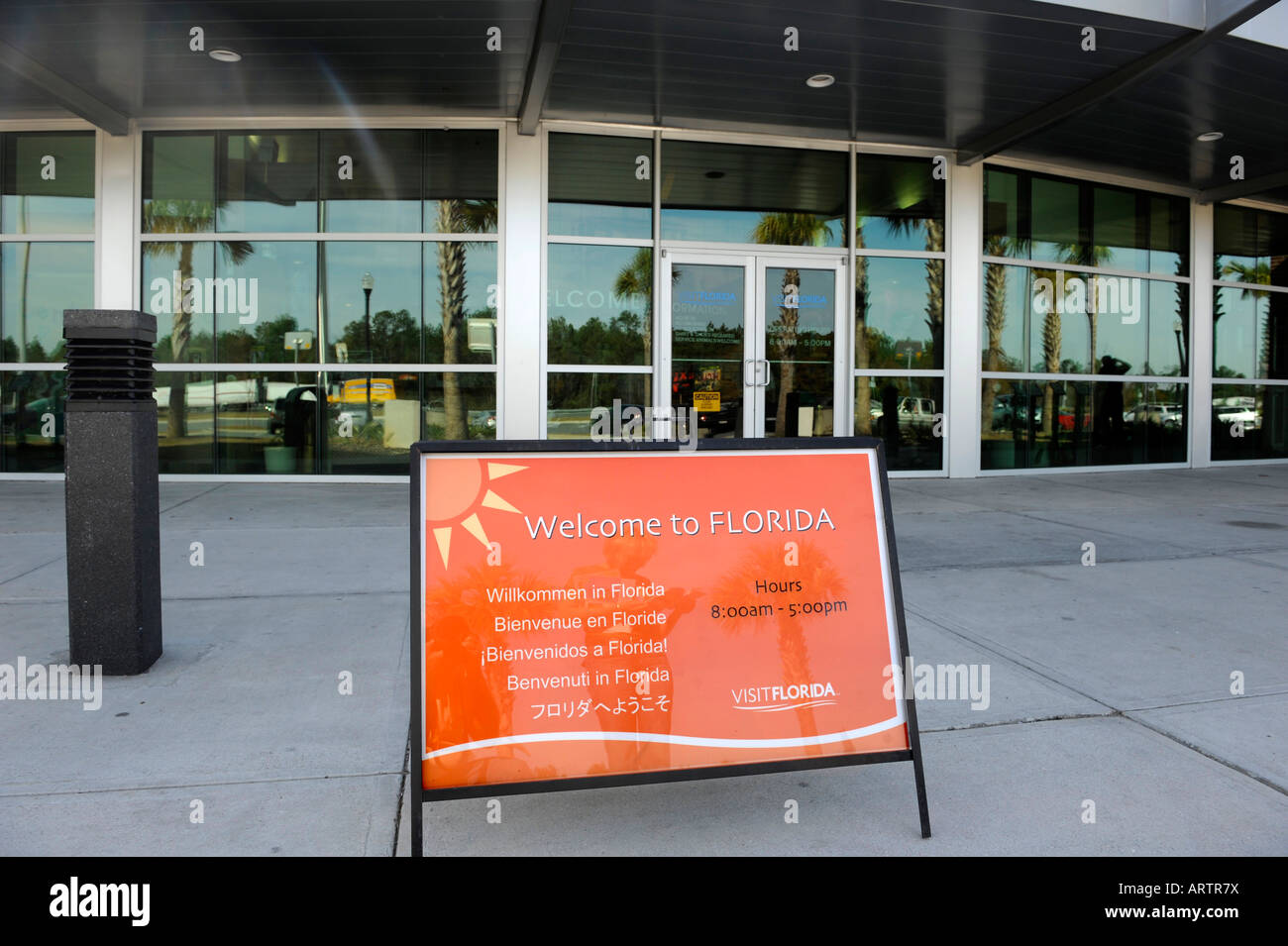 Welcome signs languages hi-res stock photography and images - Alamy