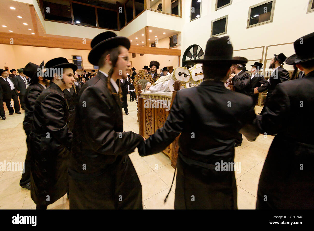Dance rebbe judaism torah prayer hi-res stock photography and images ...