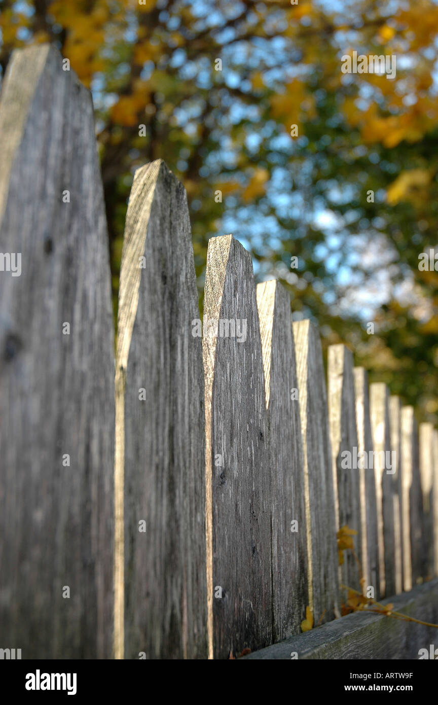 Pointed top picket fence hi-res stock photography and images - Alamy