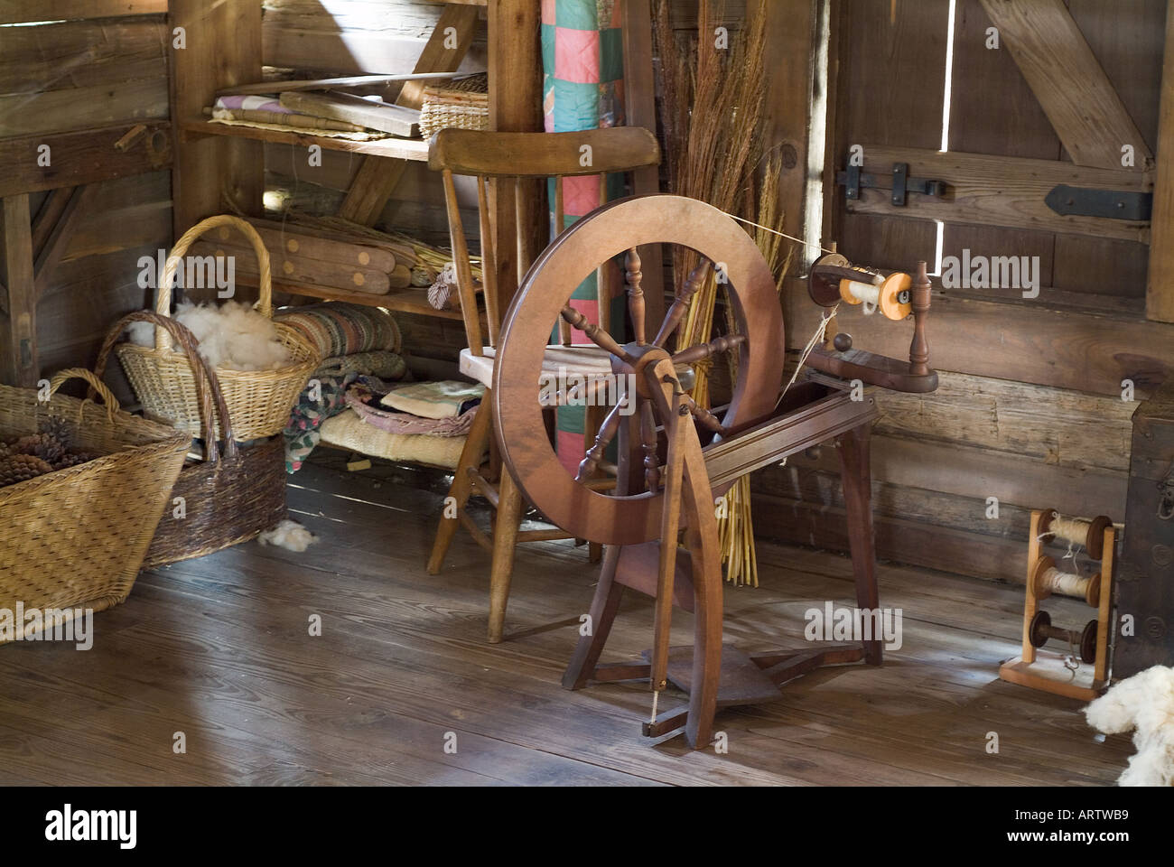 spinning wheel in farmhouse historic Stock Photo - Alamy