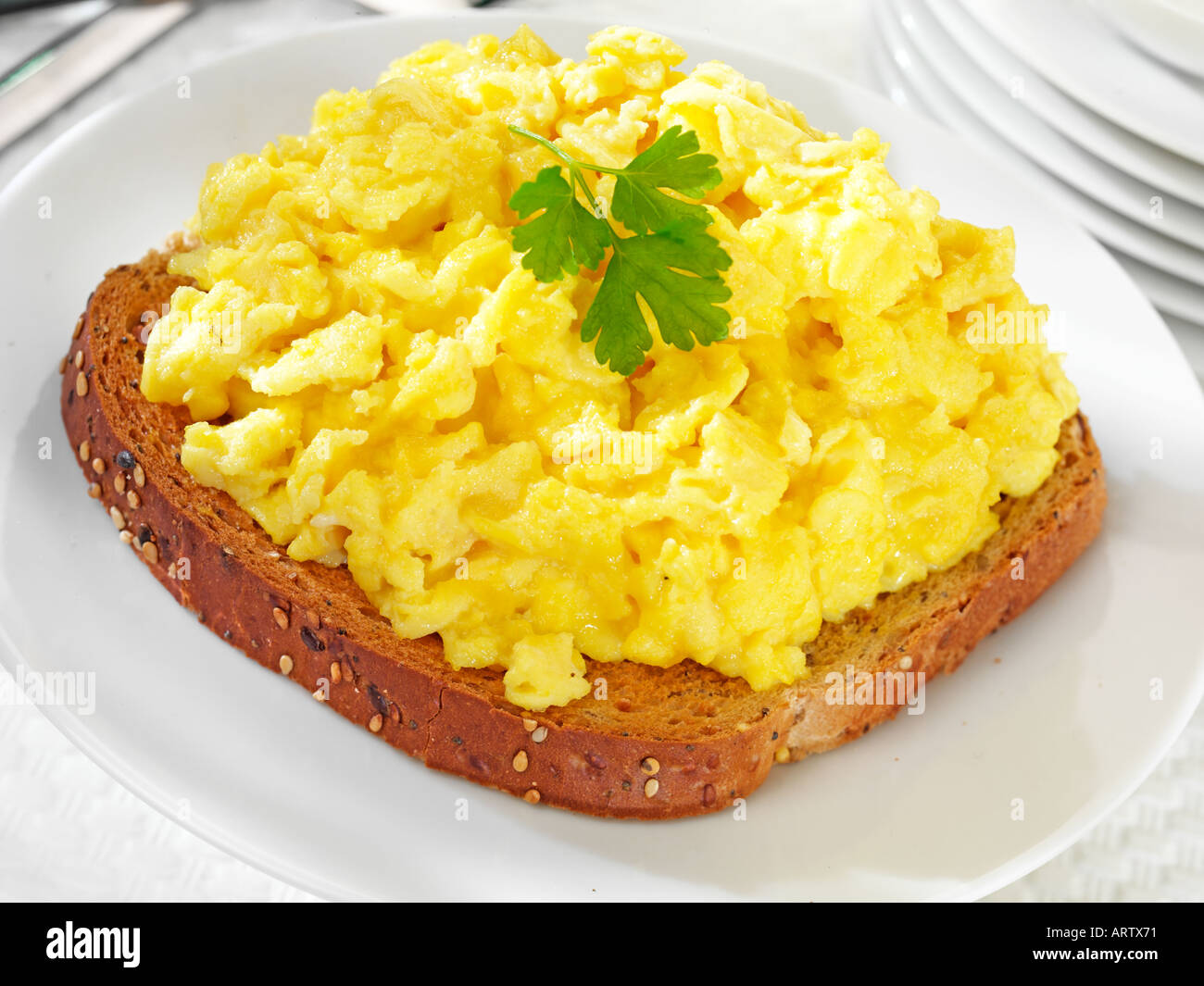 SCRAMBLED EGGS ON TOAST Stock Photo - Alamy