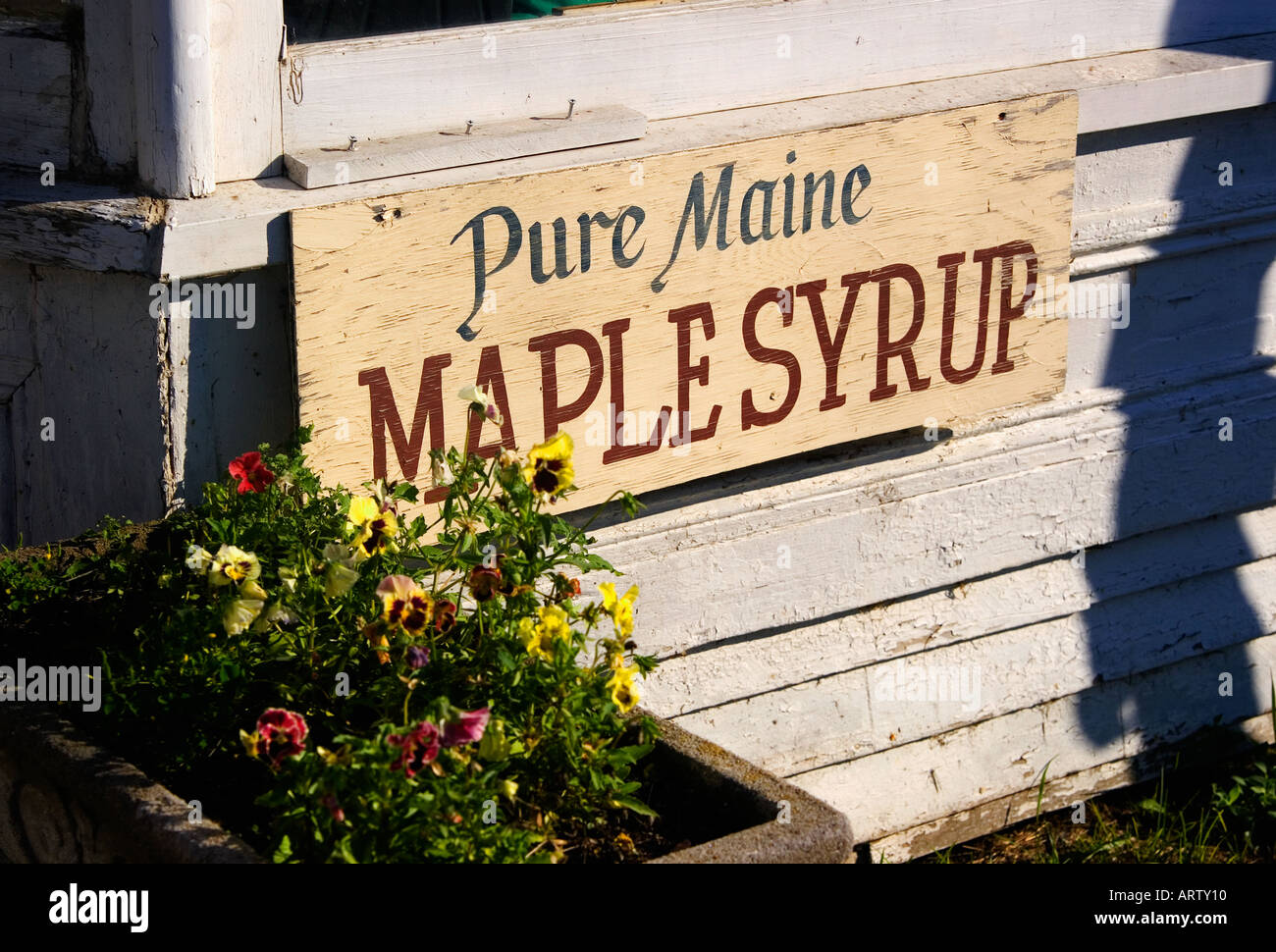 Country store with Maine Maple syrup sign Stock Photo - Alamy
