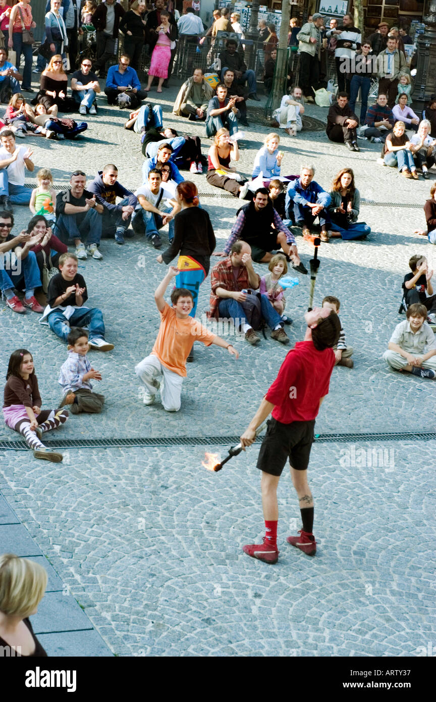 Paris France, Street Scene, Crowd Tourists Watching jugglers ...