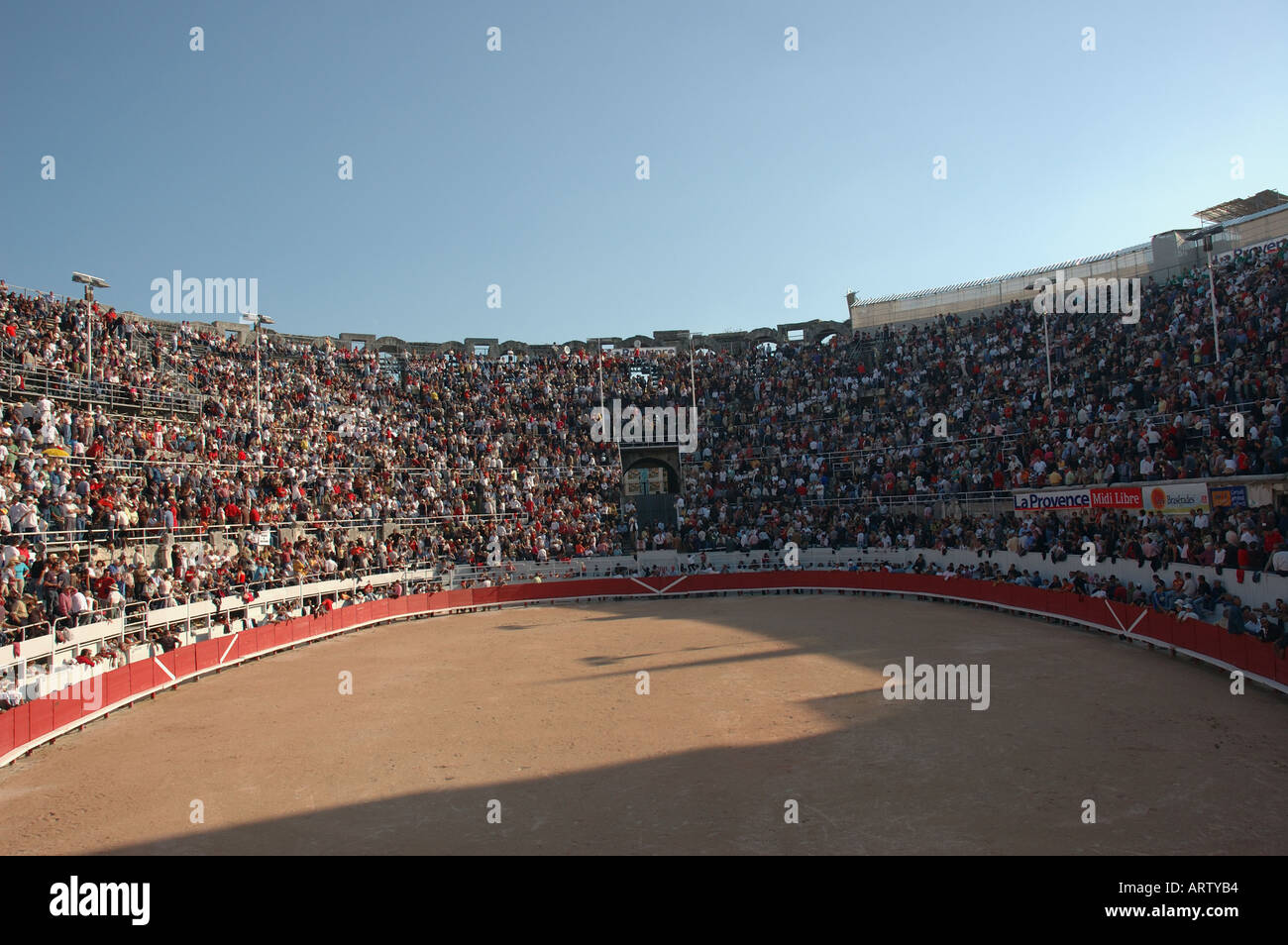 Audience in amphitheatre hi-res stock photography and images - Alamy