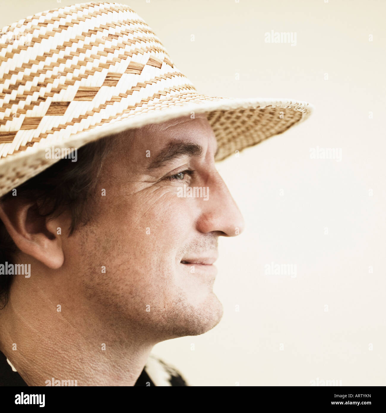 Side profile of a mid adult man wearing a straw hat Stock Photo - Alamy