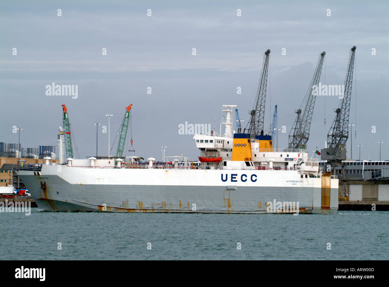 Car carrier port southampton hampshire hi-res stock photography and ...
