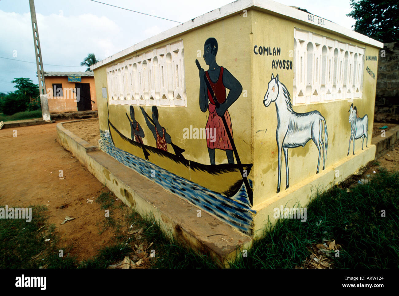 A vodun tempel with symbolic figures painted on it Ein bemalter Voodoo ...