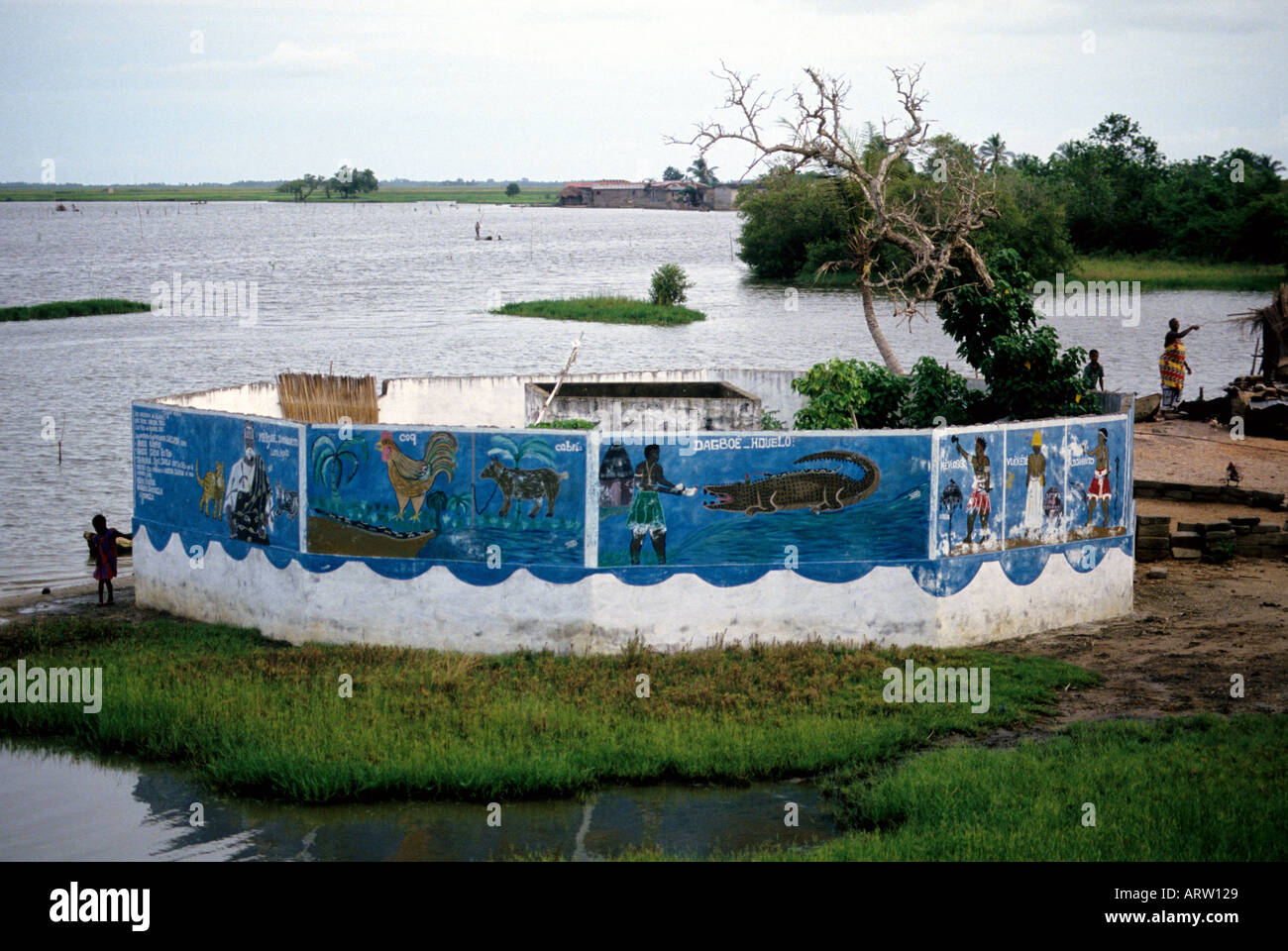 A vodun tempel Voodoo Tempel mit Voodoo Malereien am Ahme See Stock ...