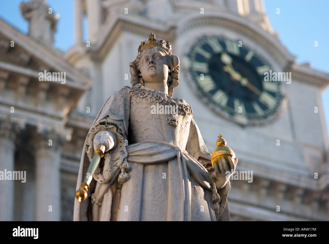 Statue of Queen Anne outside the West Door of St Pauls Cathedral in ...