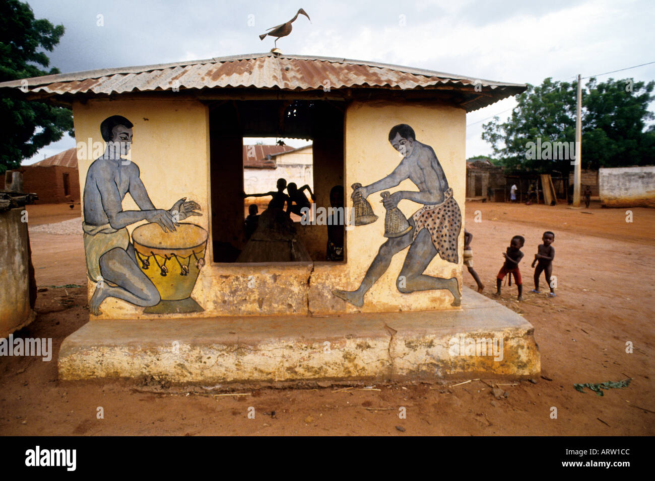 A vodun tempel with symbolic figures painted on it Ein bemalter Voodoo ...