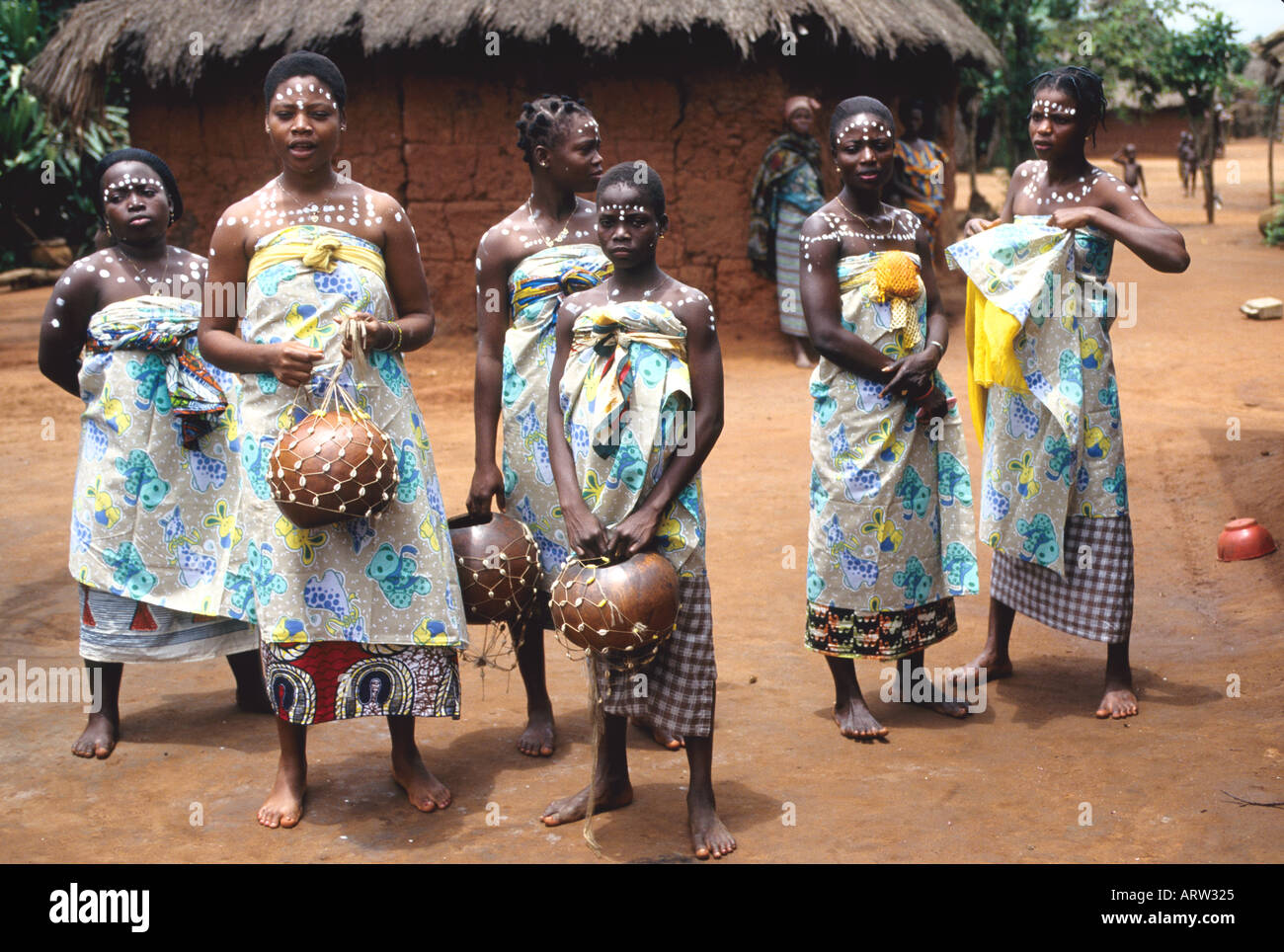 Female Dancers at a Gelede ceremony Junge Taenzerinnen bei einer Gelede ...