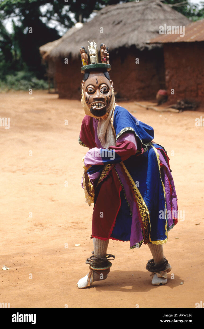 A young Gelede dancer dancing to the drum rhythm Die Taenzer folgen mit ...