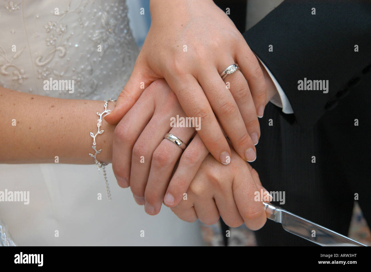 hands with wedding rings cutting wedding cake Stock Photo - Alamy