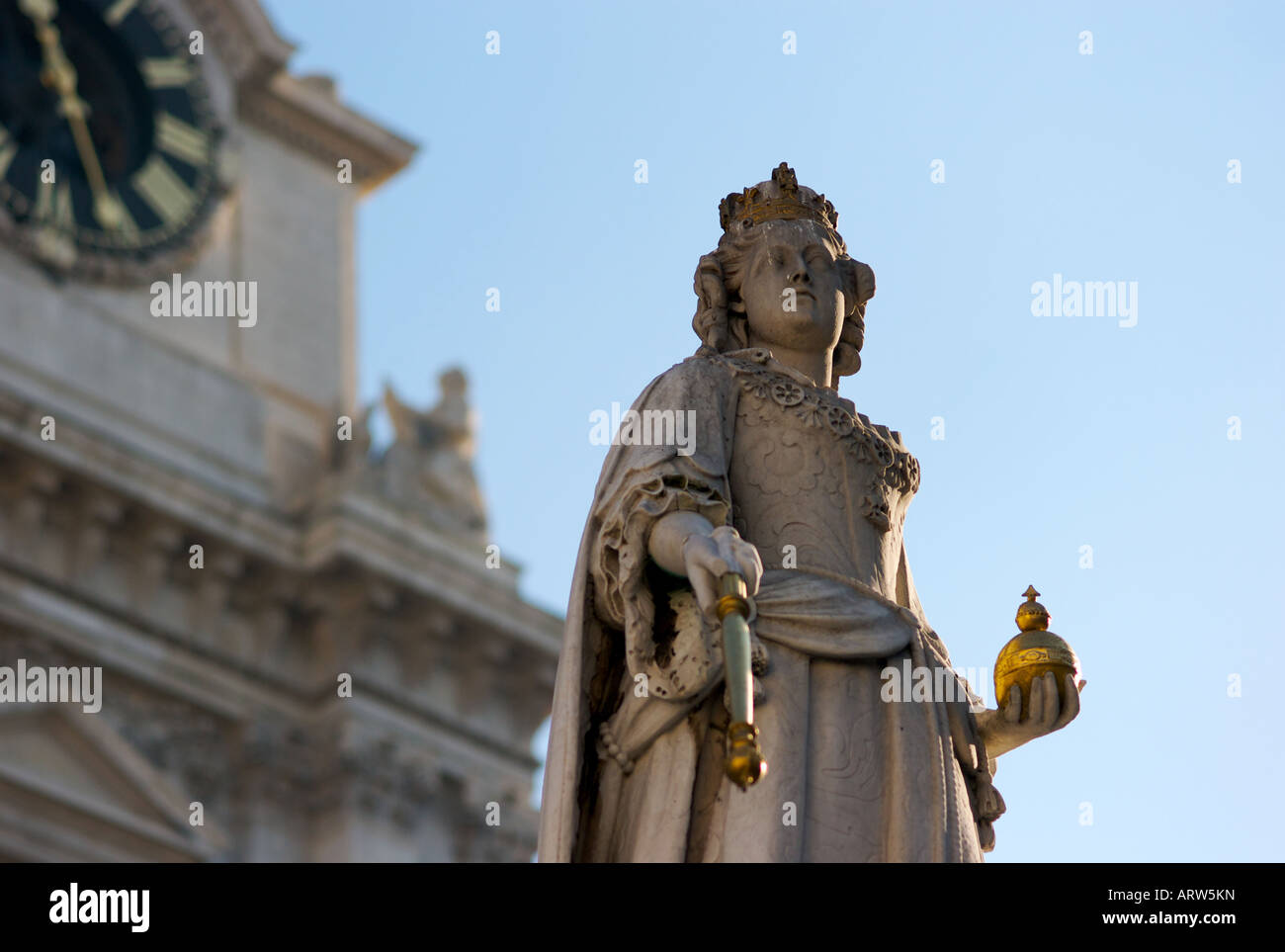 Statue of Queen Anne outside the West Door of St Pauls Cathedral in ...