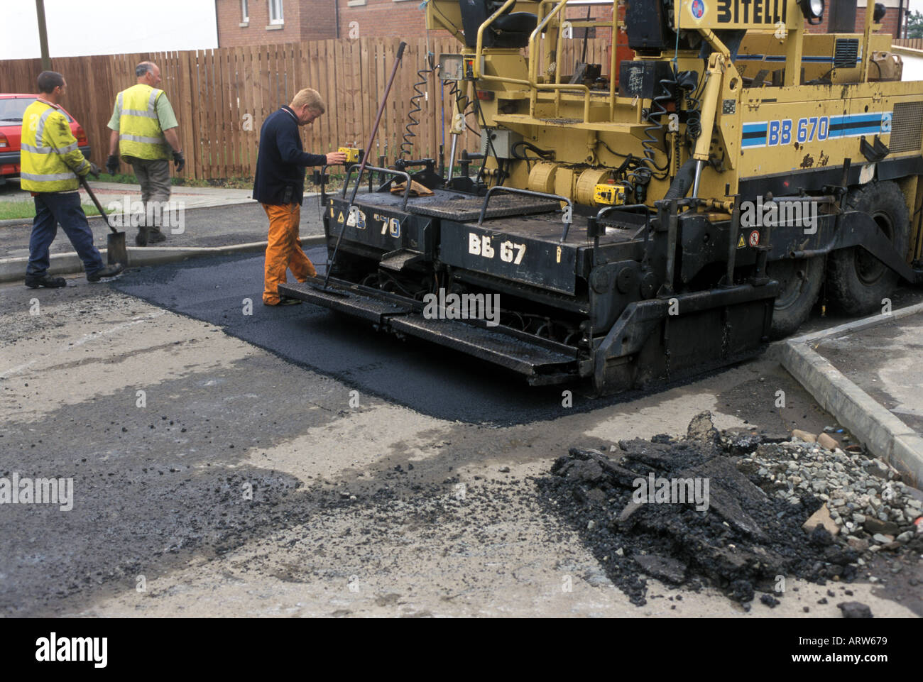 Workmen laying asphalt hi-res stock photography and images - Alamy