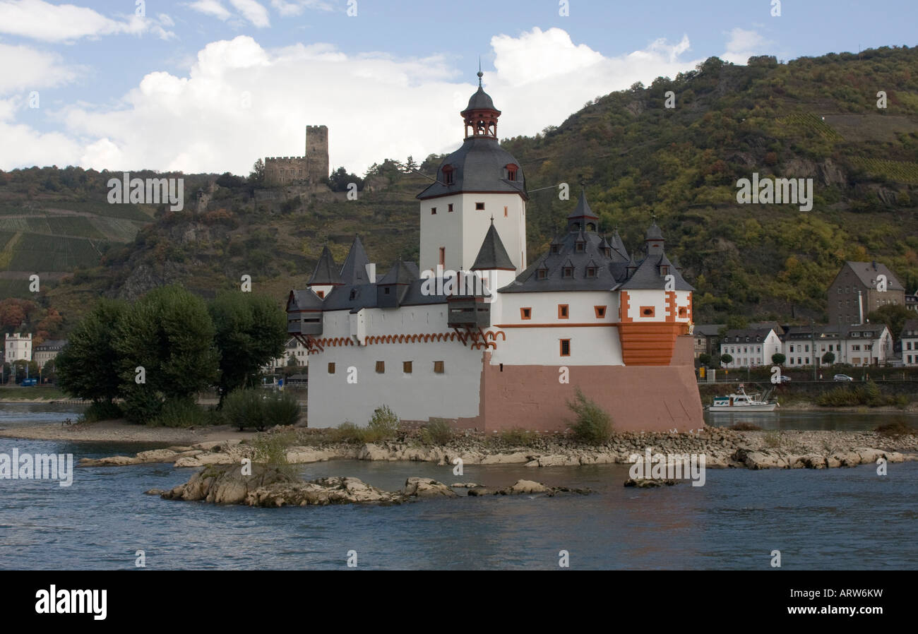 Schloss castle on island in the River Rhine near Rüdesheim am Rhein ...