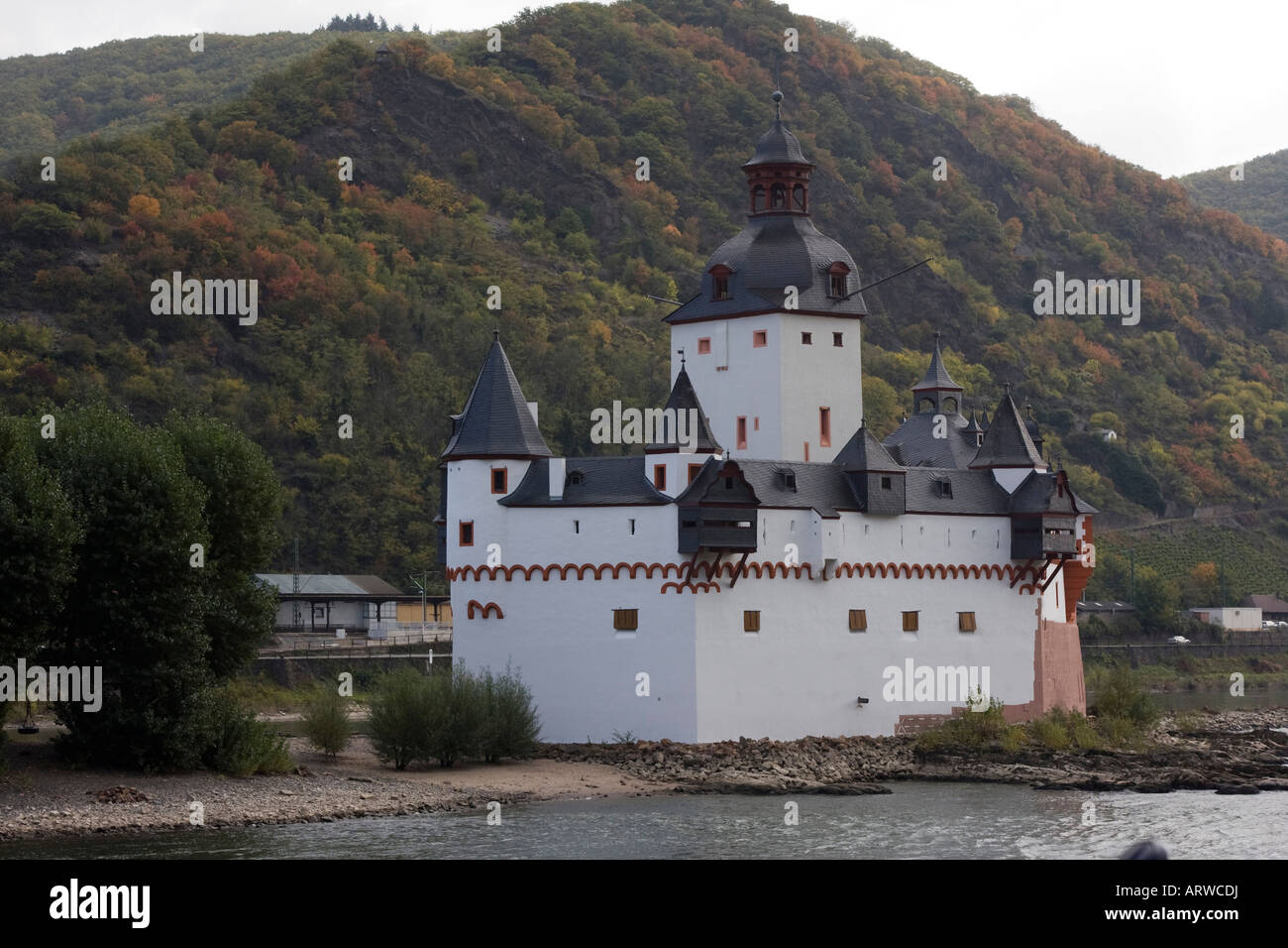 Schloss castle on island in the River Rhine near Rüdesheim am Rhein ...