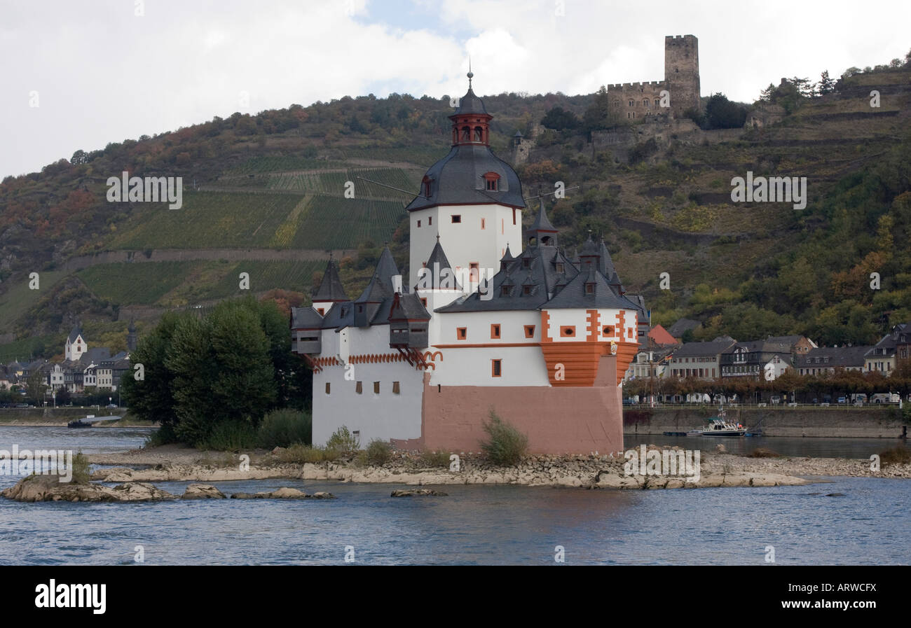Schloss castle on island in the River Rhine near Rüdesheim am Rhein ...