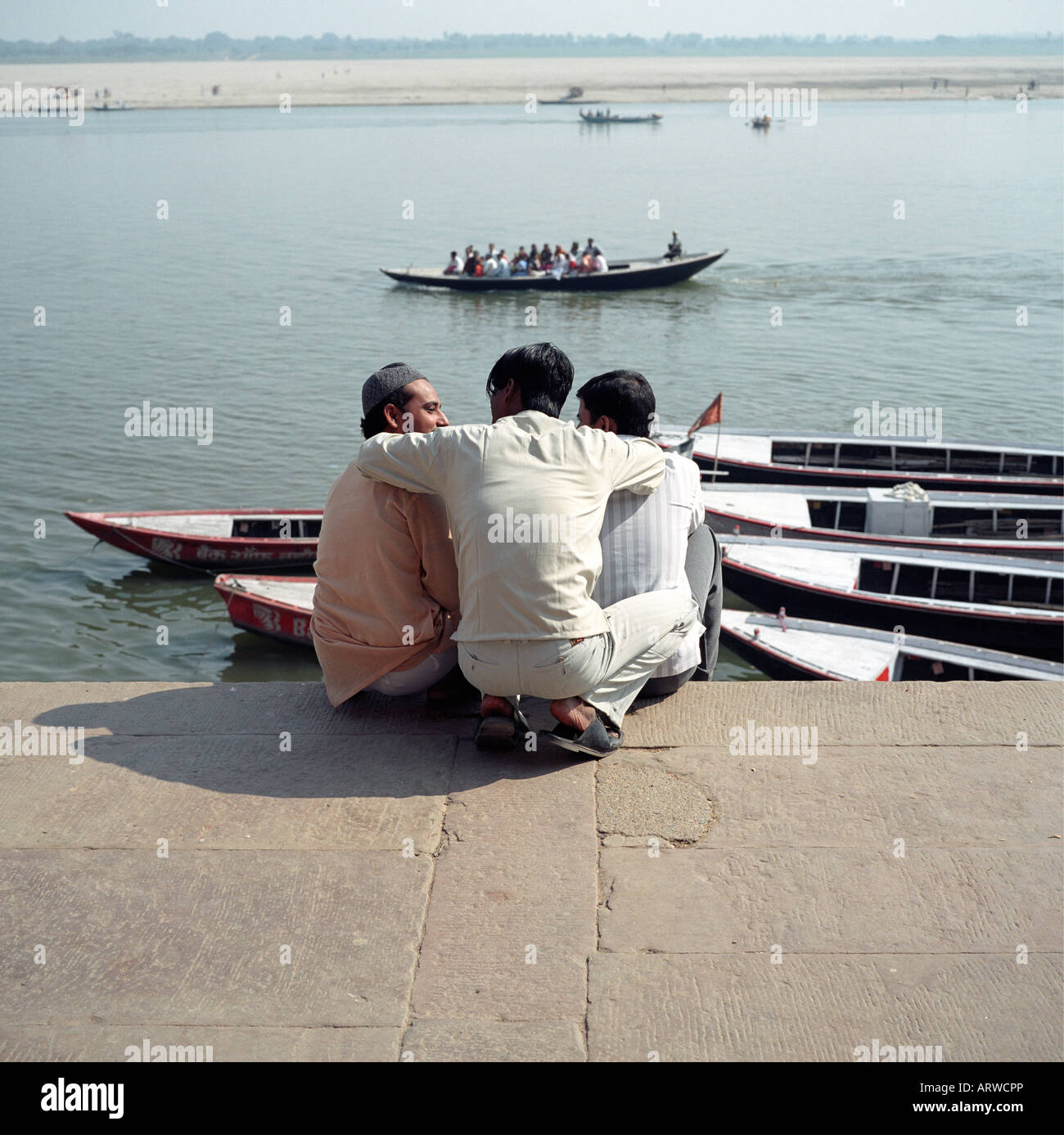 Hindu muslim hug hi-res stock photography and images - Alamy