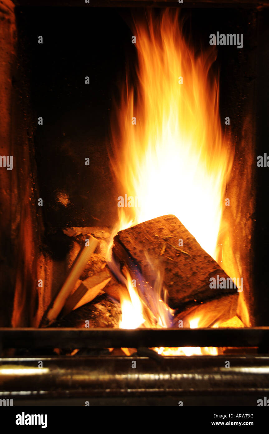 Log fire burning in a hearth Stock Photo - Alamy