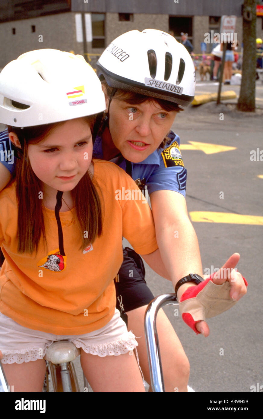Police officer helping children hi-res stock photography and images - Alamy