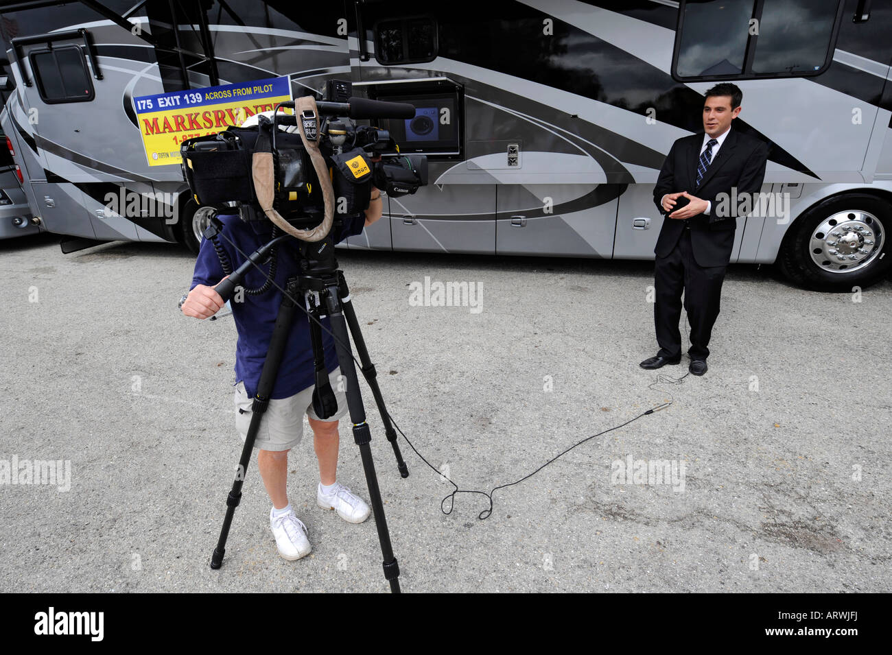Man reporter interview hi-res stock photography and images - Alamy