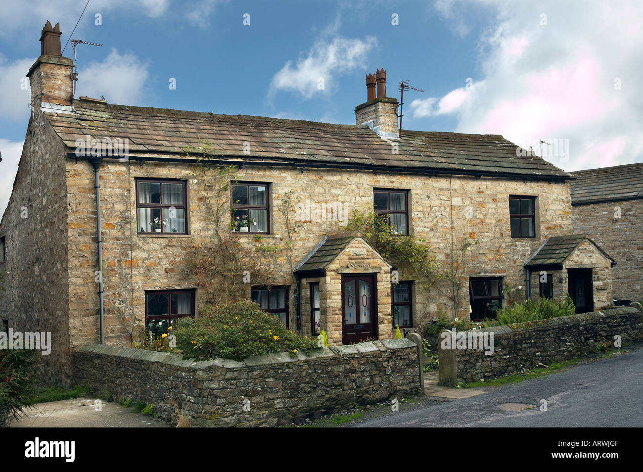 Traditional stone cottages in Aysgarth Village Wensleydale Yorkshire ...
