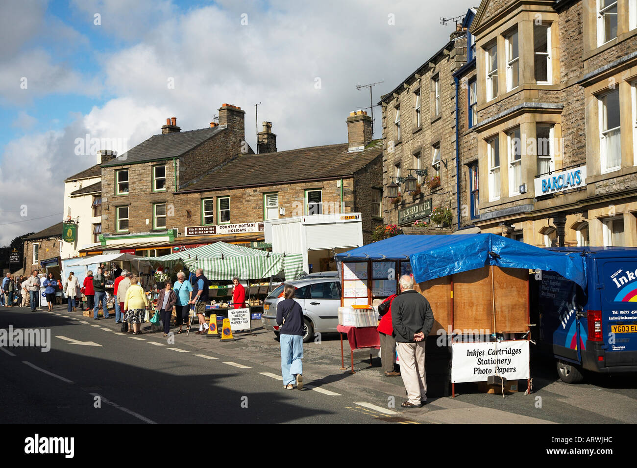 Market day hawes market town hi-res stock photography and images - Alamy