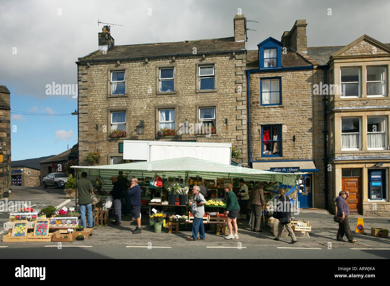 Market day hawes market town hi-res stock photography and images - Alamy