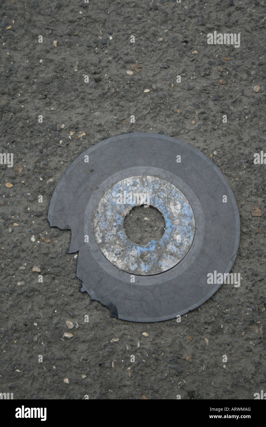 Broken vinyl records hi-res stock photography and images - Alamy
