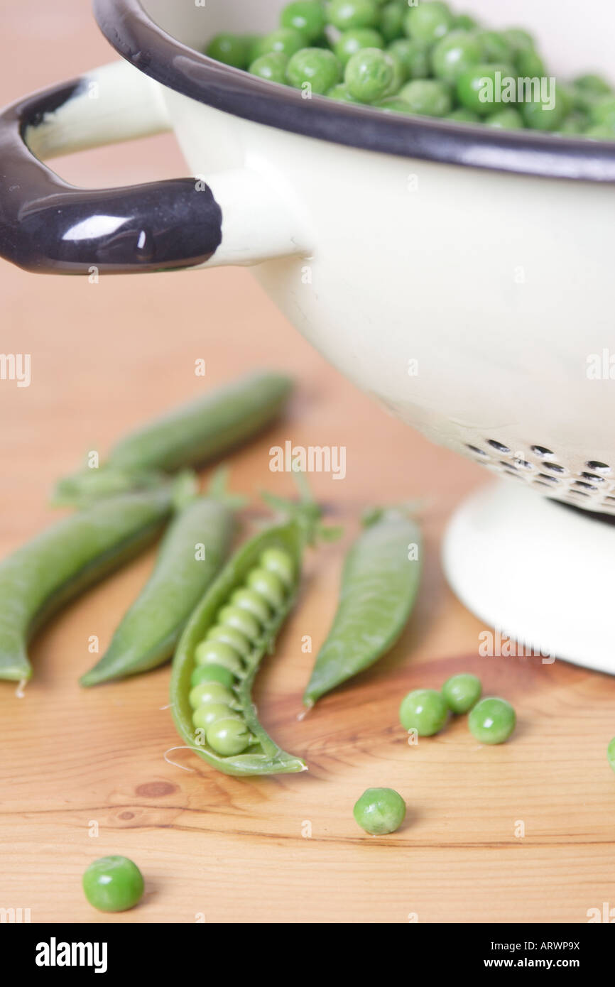 Pea pod single hi-res stock photography and images - Alamy