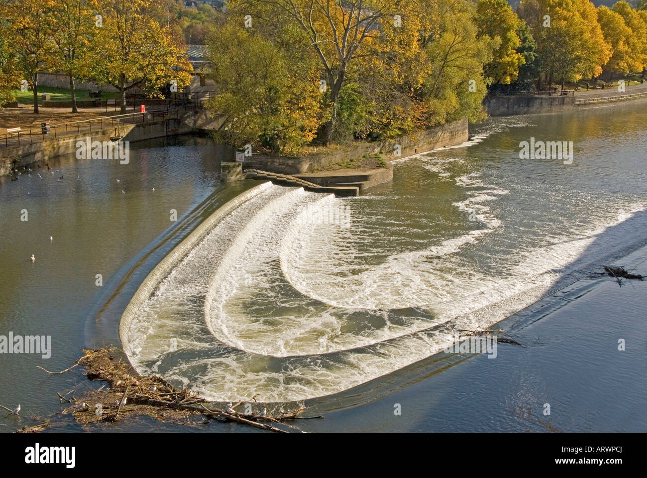 A horizontal picture of Pulteney Weir, Bath in Autumn Stock Photo - Alamy