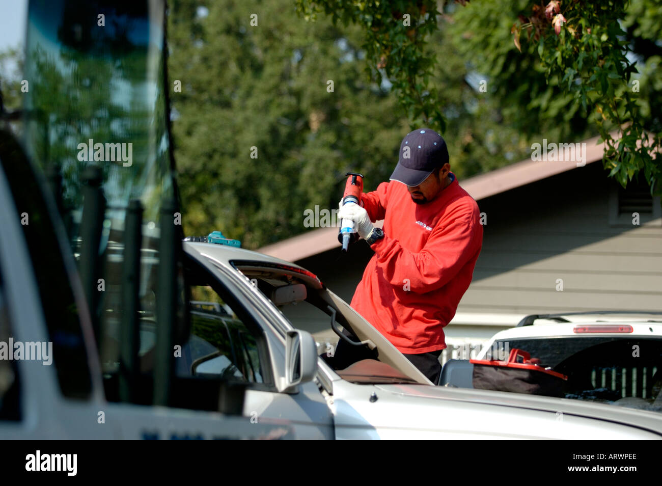 Young worker installing windshield on SUV vehicle Stock Photo - Alamy