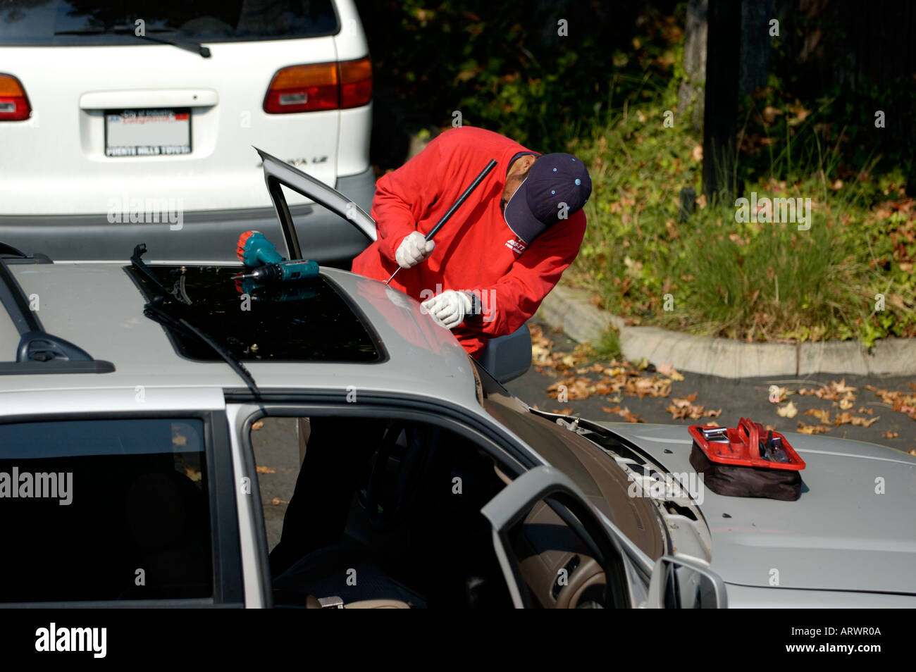 Young worker installing windshield on SUV vehicle Stock Photo - Alamy