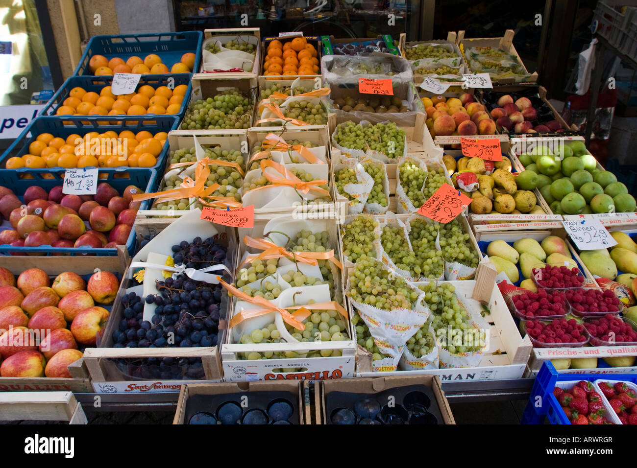 Outside of fruit shop hi-res stock photography and images - Alamy