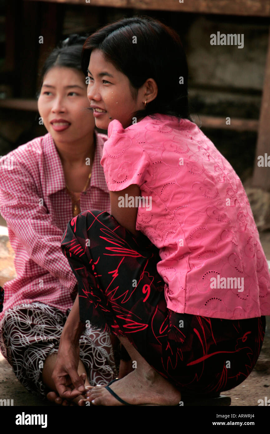 Burmese girls at the market in the village of Shwesitaing at the foot ...