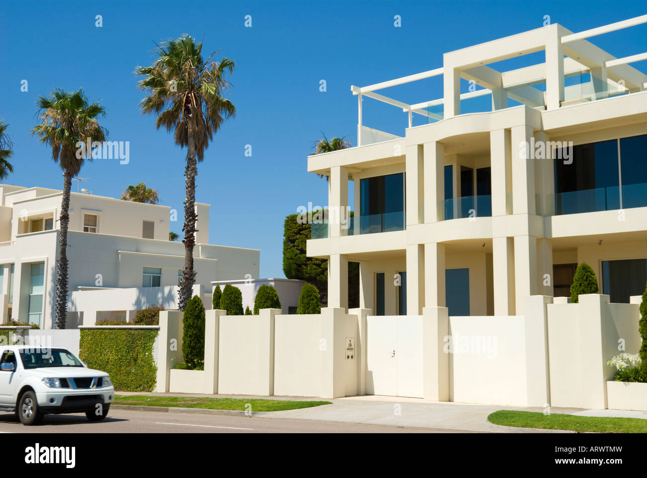 Large house and gates hi-res stock photography and images - Alamy