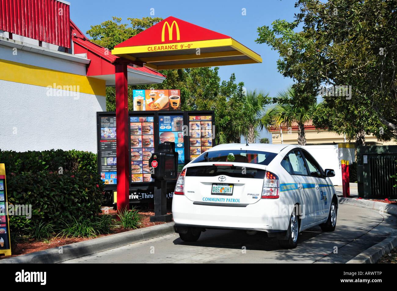 Fast food restaurant with cars in line hi-res stock photography and ...