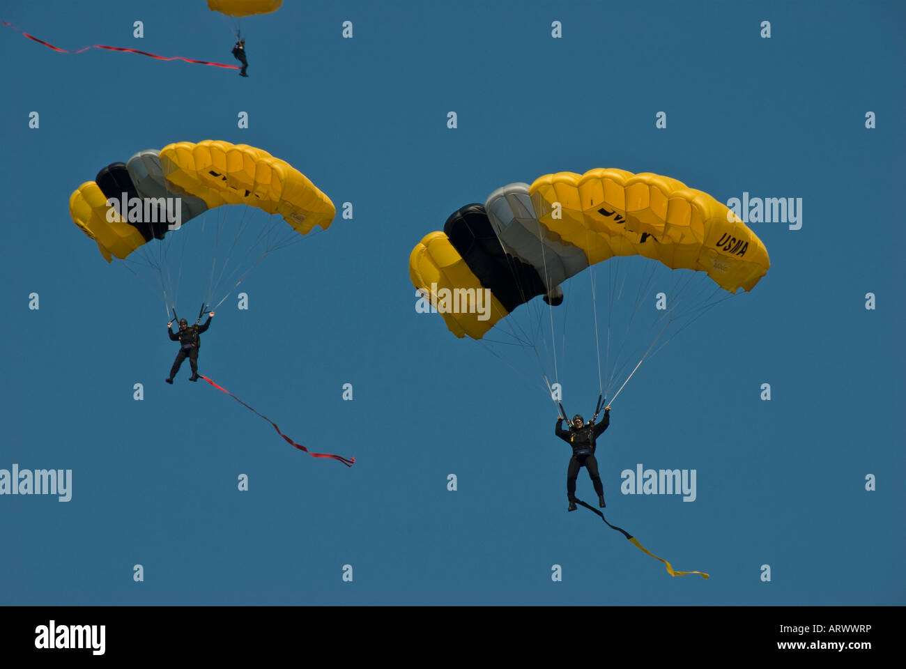 Black parachute hi-res stock photography and images - Alamy