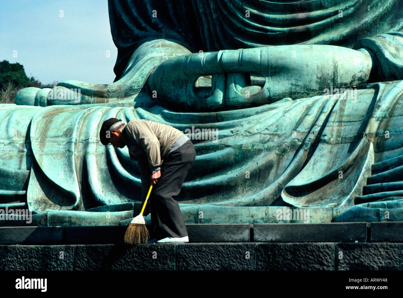 Men cleaning statue hi-res stock photography and images - Alamy