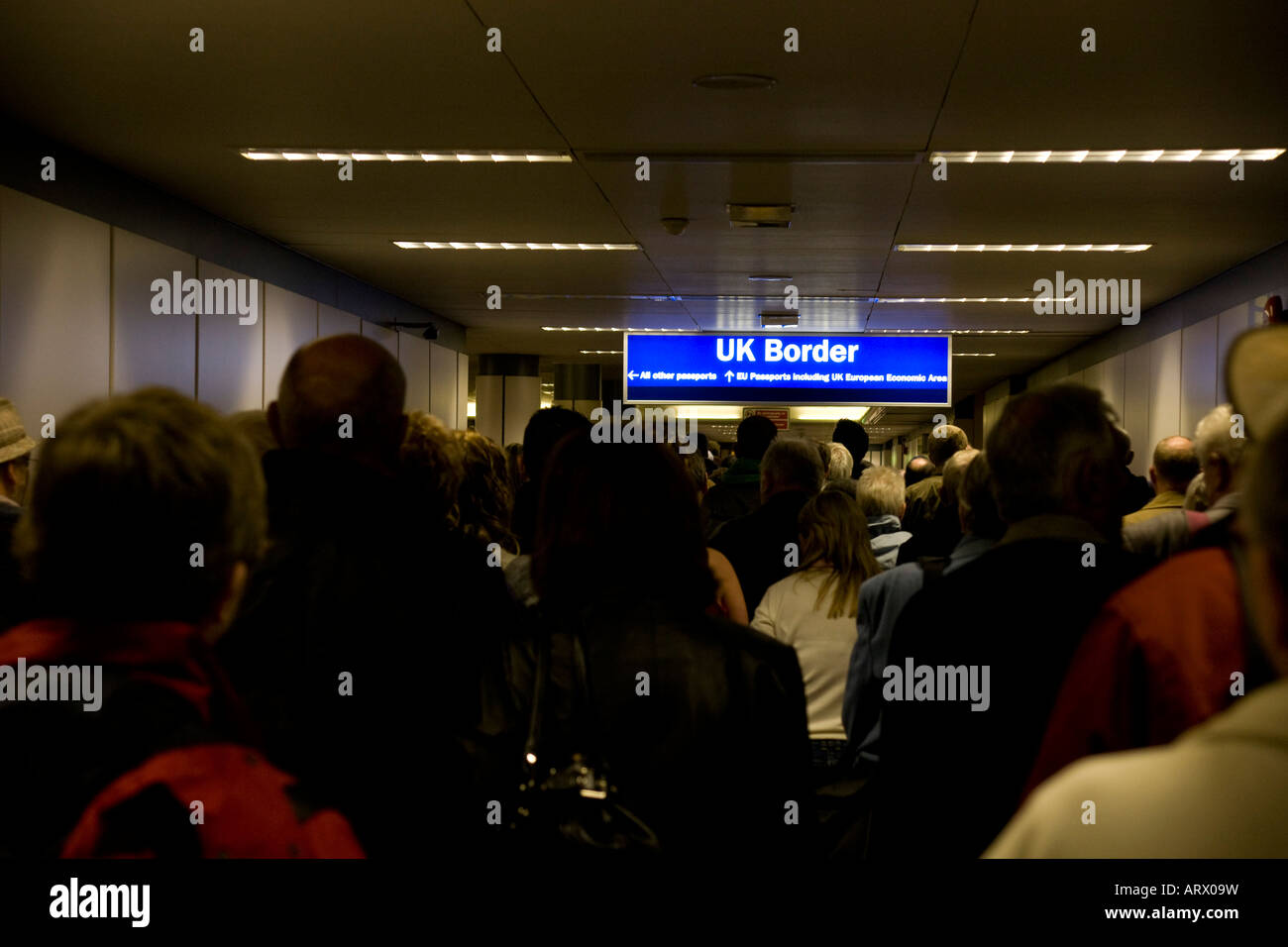 Airport border queue uk hi-res stock photography and images - Alamy