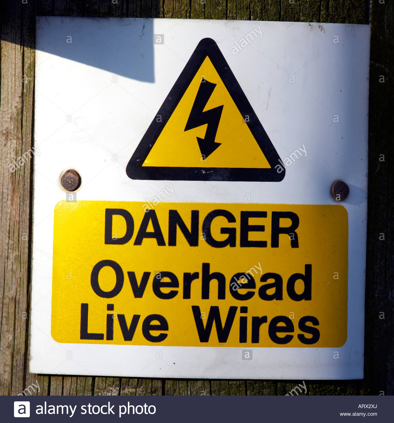 Danger overhead live wires hi-res stock photography and images - Alamy