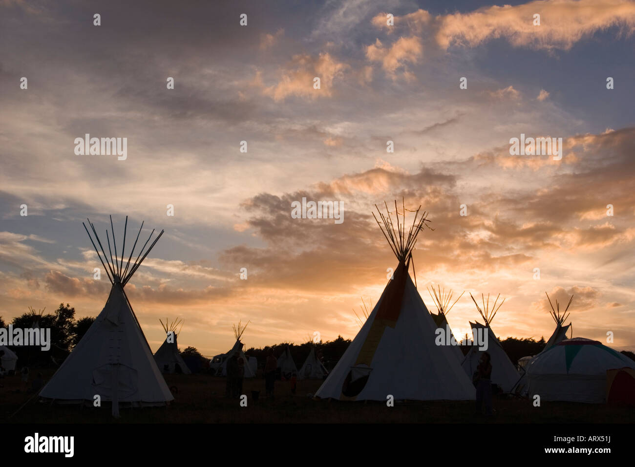 Tipi silhouette hi-res stock photography and images - Alamy