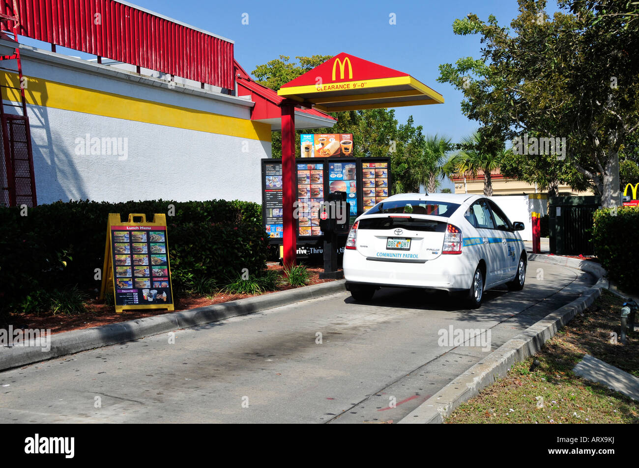 Fast Food Restaurant with cars in line Stock Photo - Alamy