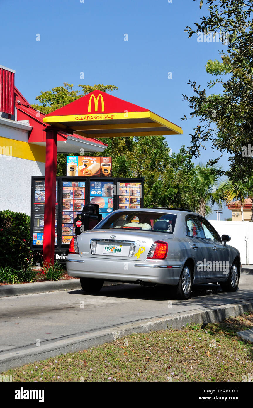 Fast Food Restaurant with cars in line Stock Photo - Alamy
