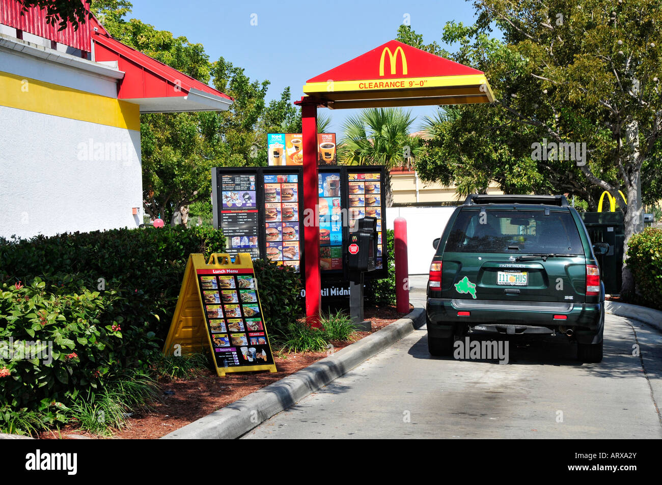 Fast Food Restaurant with cars in line Stock Photo - Alamy