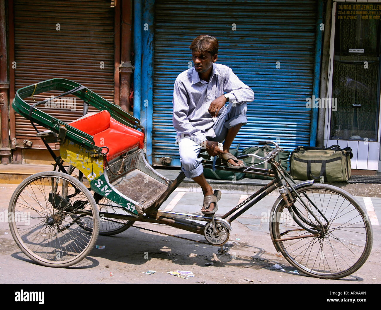 rickshaw puller in paharganj delhi india Stock Photo - Alamy